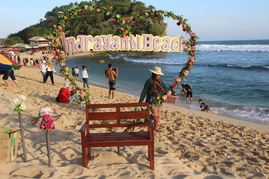 Pantai Indrayanti - Info Tiket Masuk, Foto, Rute, Ulasan
